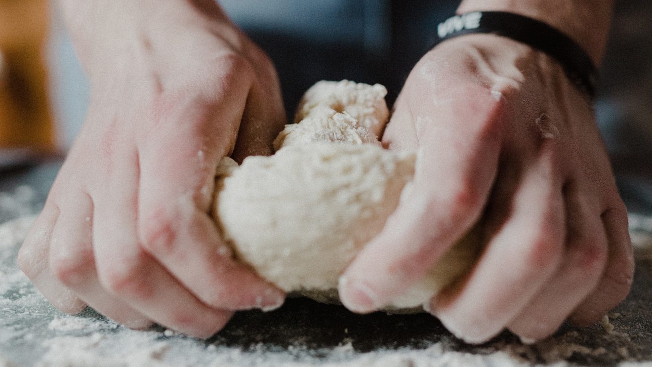 brot-teig-kneten Kopie - Unsere Zeitung
